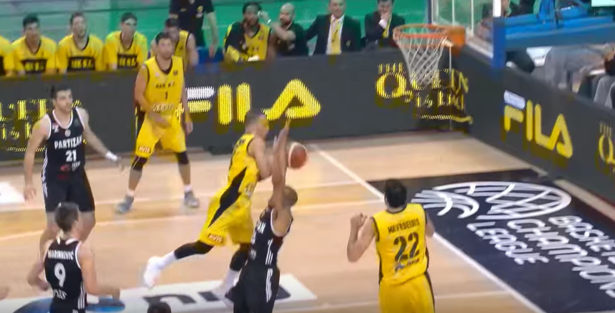 Michael Dixon splits the double team and makes beautiful wrap around pass | FIBA Basketball