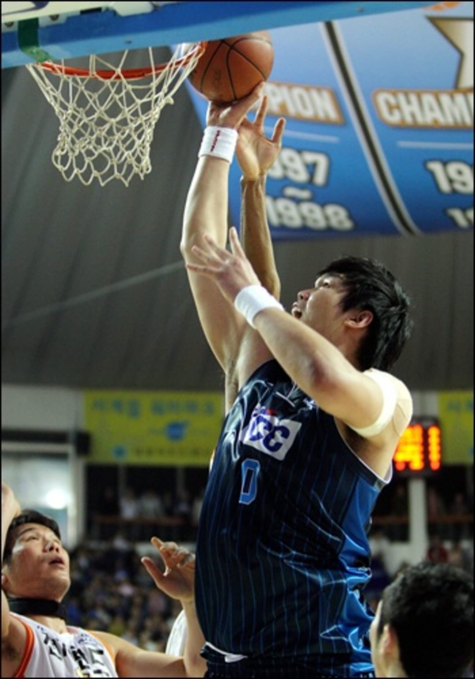 KOR – KCC Egis, Dongbu complete comeback wins, enter final | FIBA Basketball