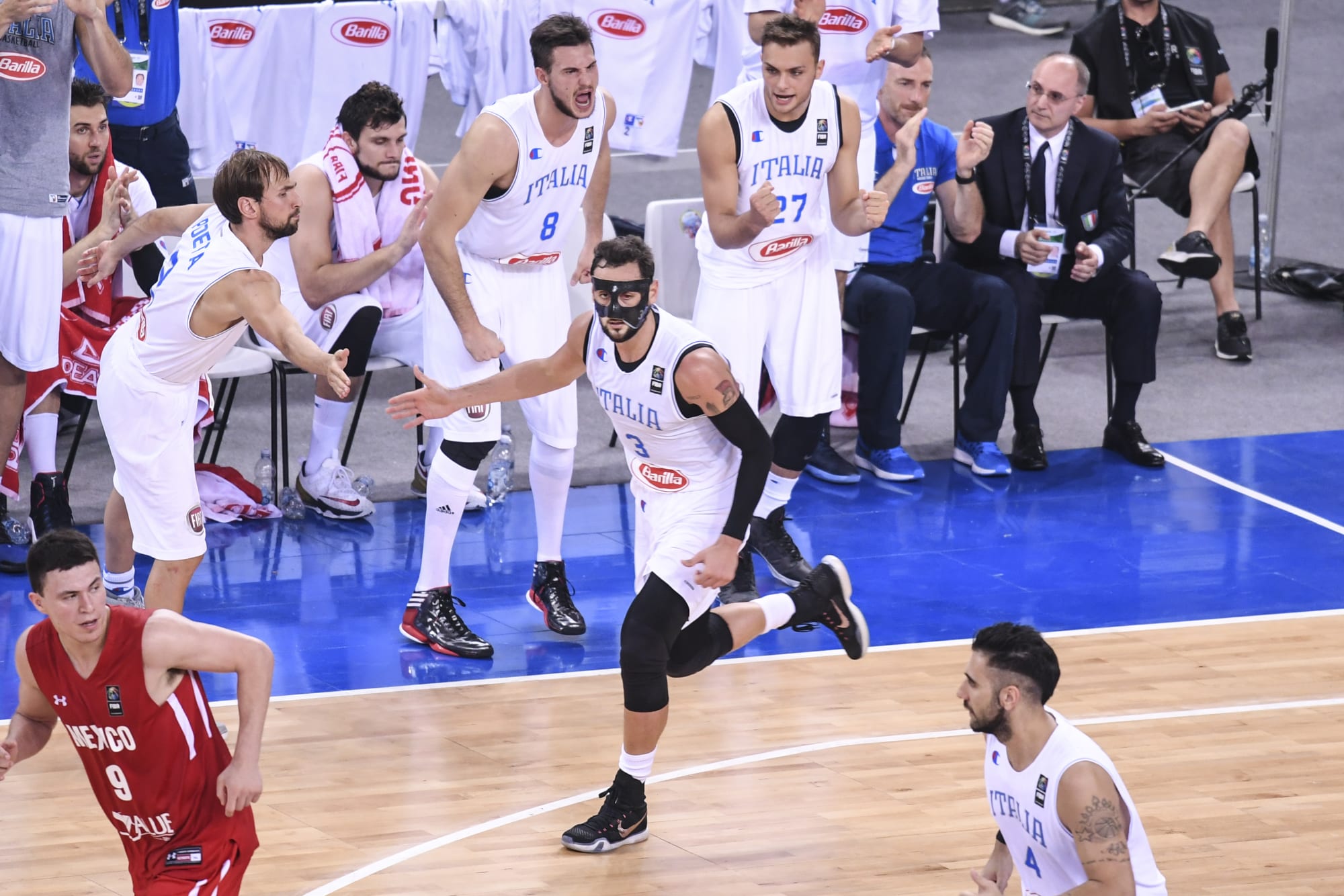 Belinelli encuentra a Melli con el pase sin mirar | FIBA Basketball