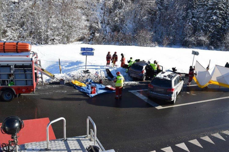 Pragg-Jenaz GR - Drei verletzte Personen nach Verkehrsunfall auf der A28