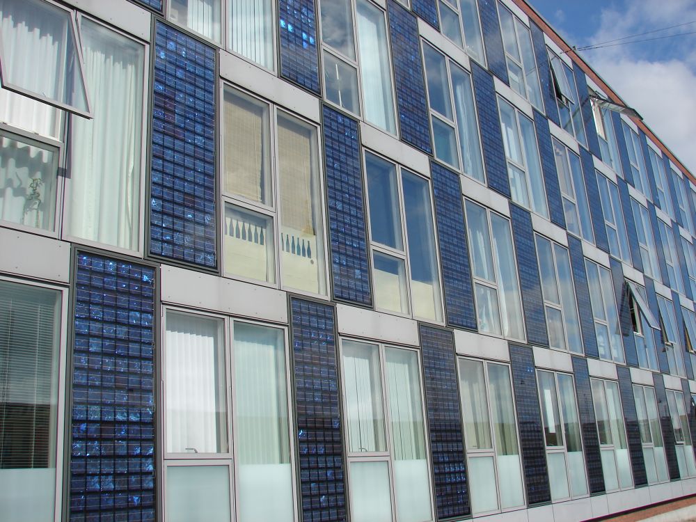 Photovoltaik-Fassade: Stromgewinnung am Haus | Dachdecker.com