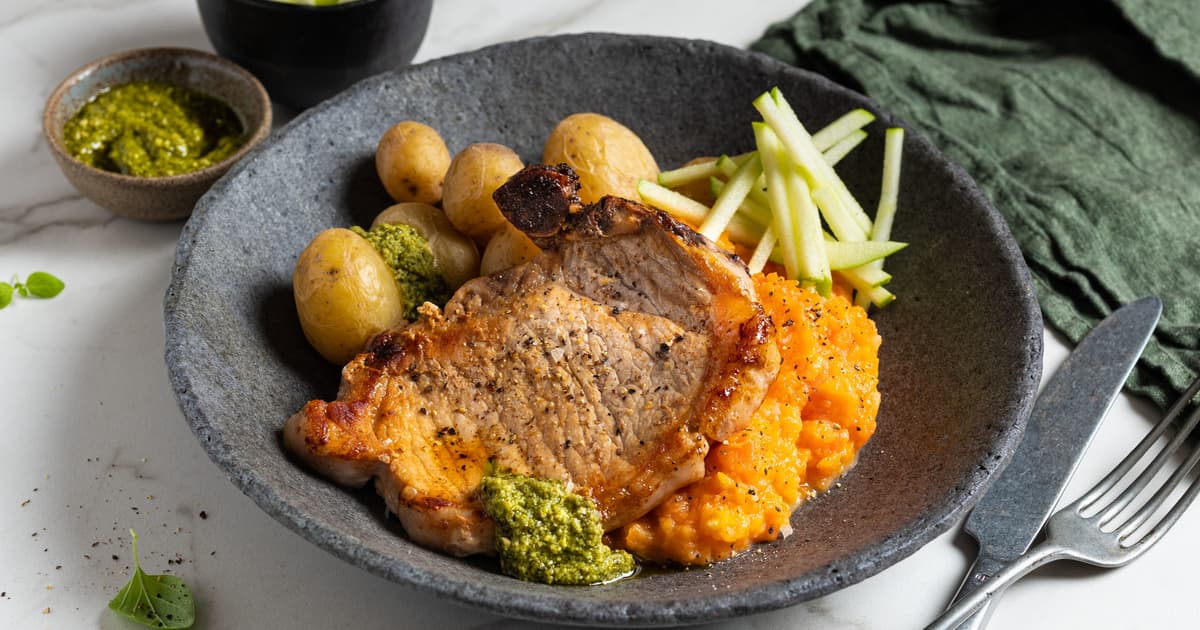 Saftige koteletter med pesto og gulrotpuré Oppskrift Meny no
