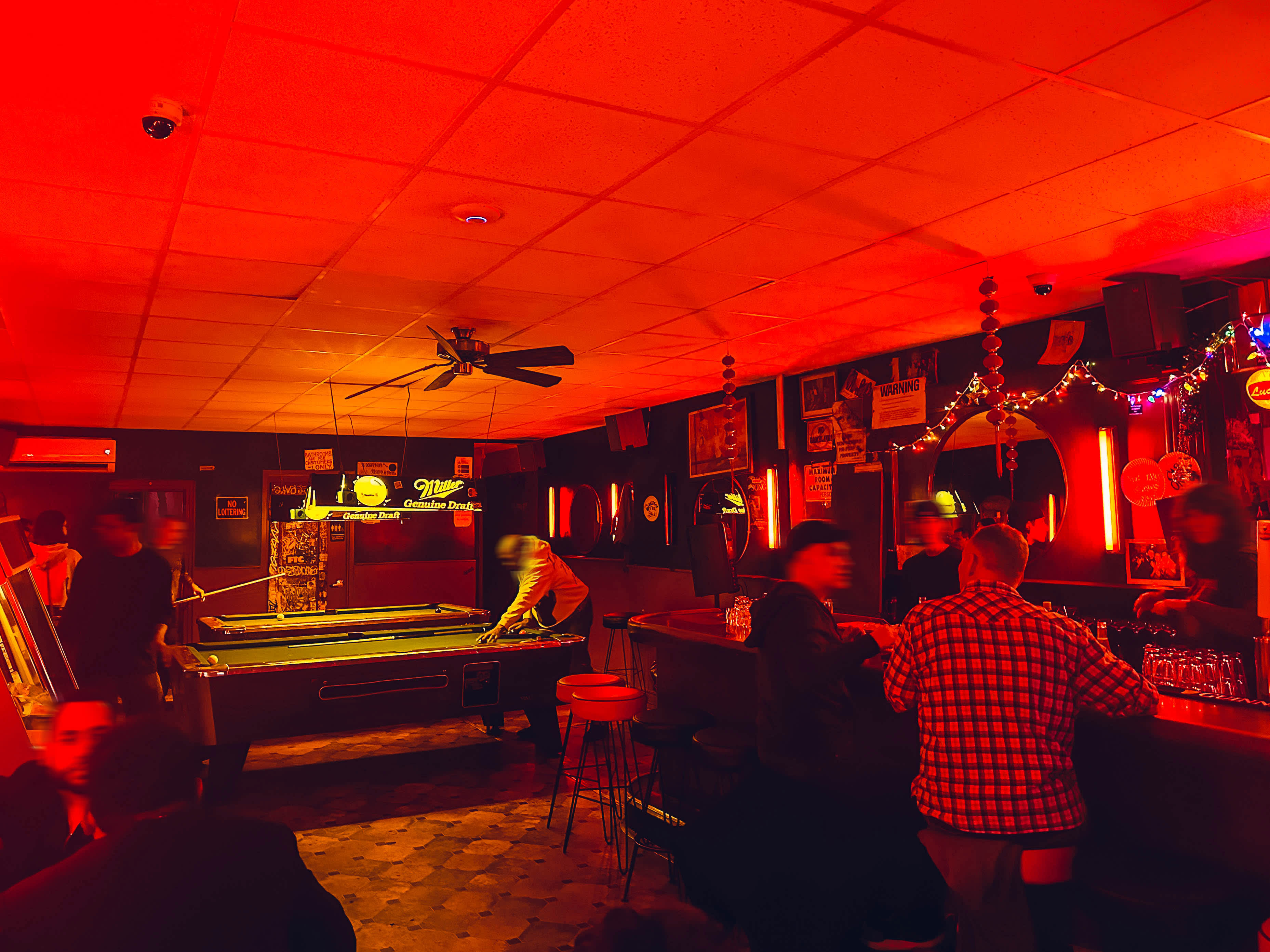 dive bar difference