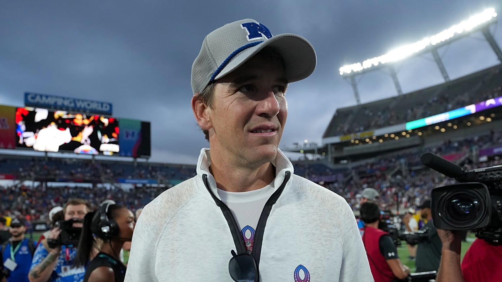 Florida high school football team’s coaching staff meets Eli Manning | Yardbarker