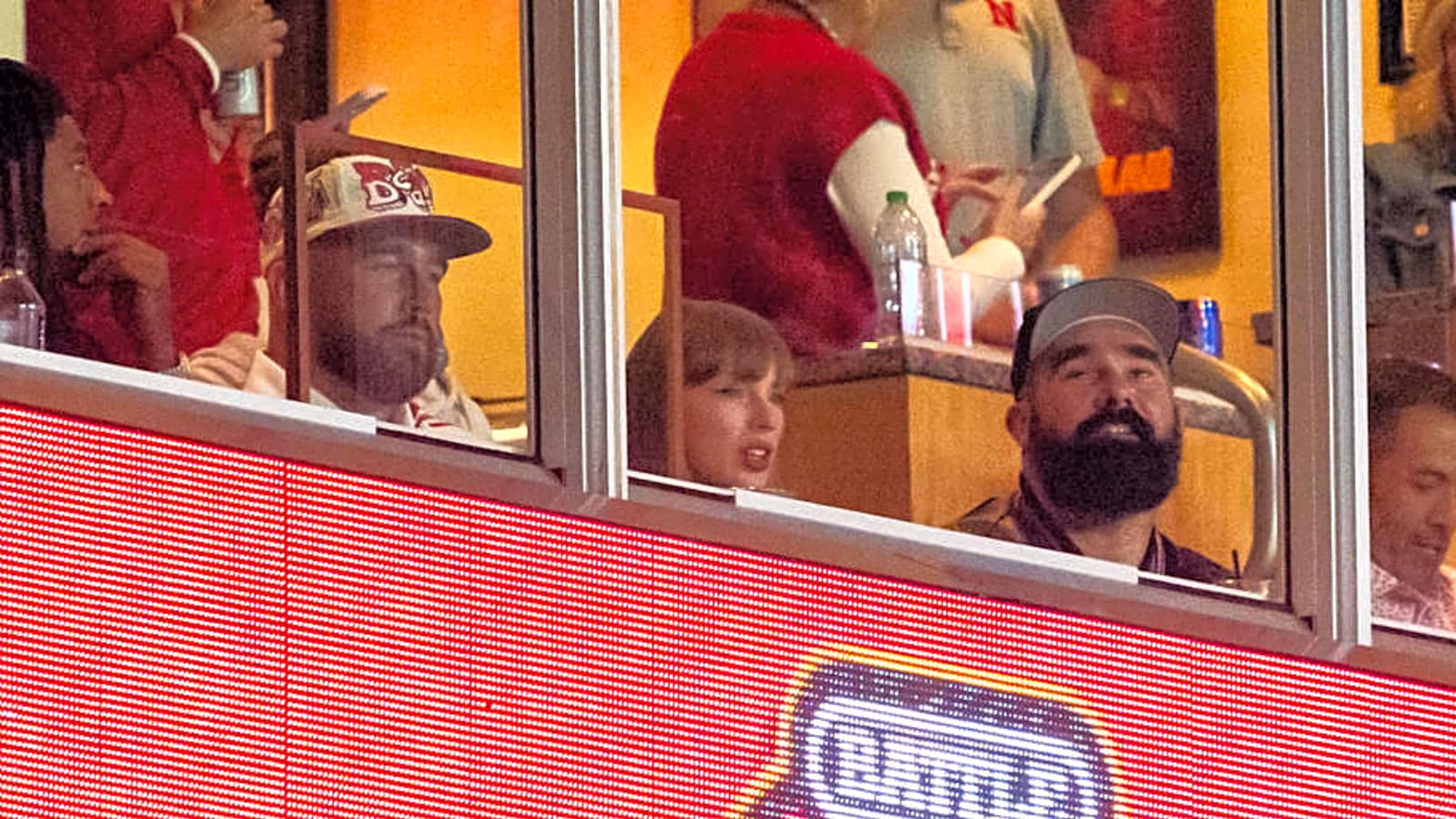 Taylor Swift Pulls Prank on Travis, Jason Kelce at Bearcats Football ...