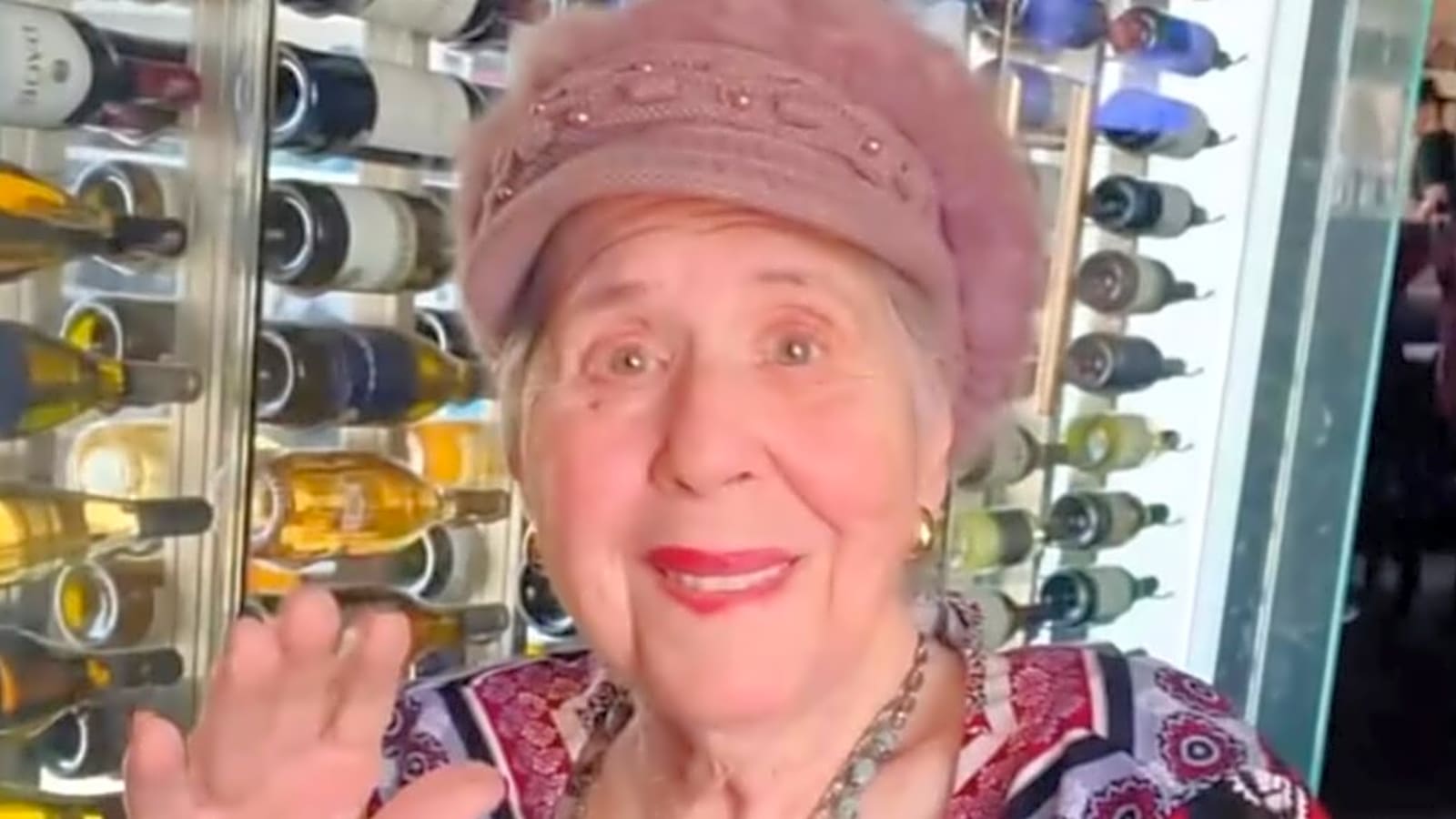 ‘Married With Children’ & ‘Will & Grace’ Actress Helen Siff Dies at 88 ...