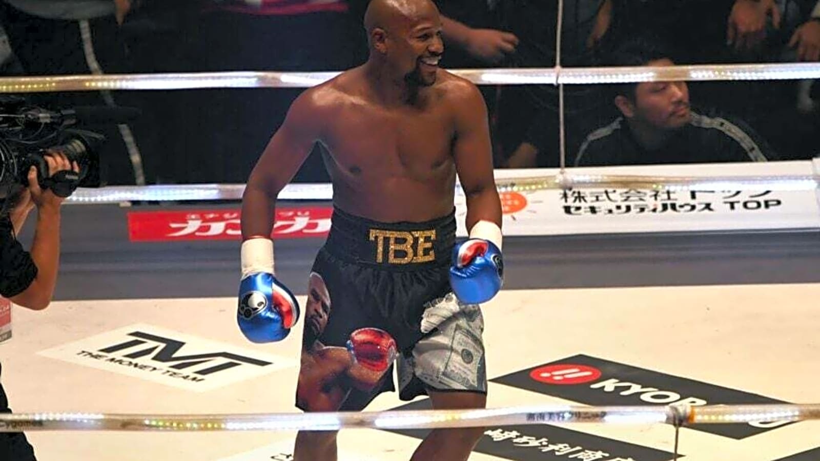 The man Floyd Mayweather once left in tears falls to stunning loss in WBC title fight | Yardbarker