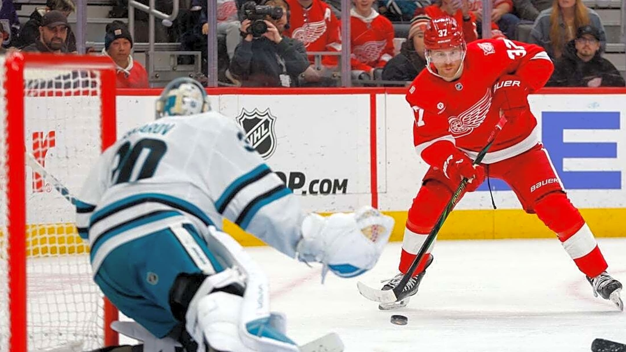 dylan larkin contract