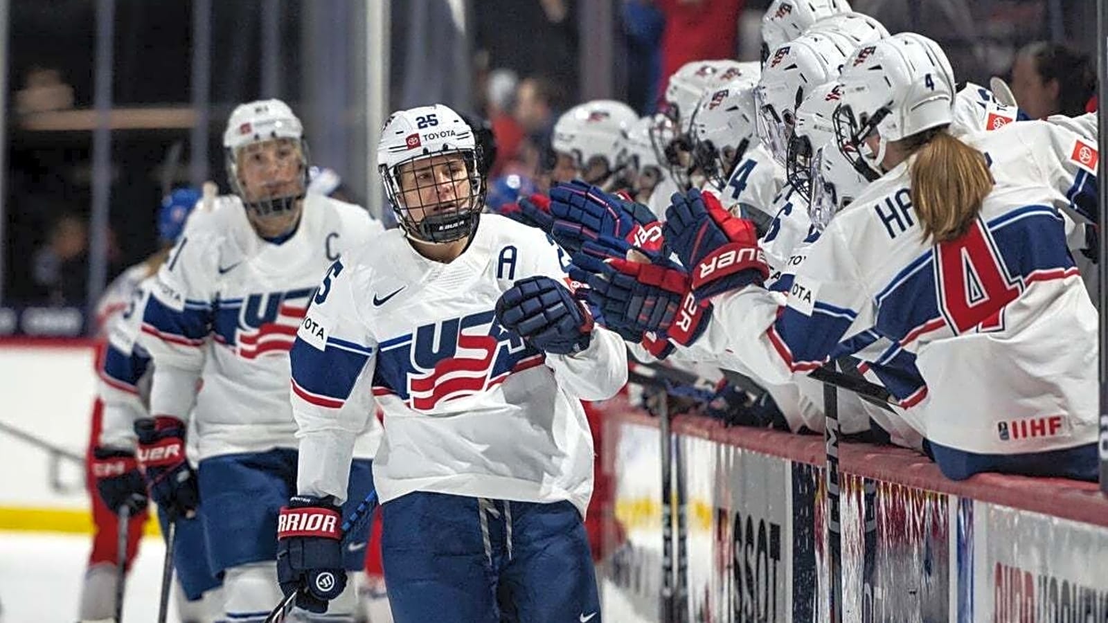 F Alex Carpenter signs with expansion Seattle | Yardbarker