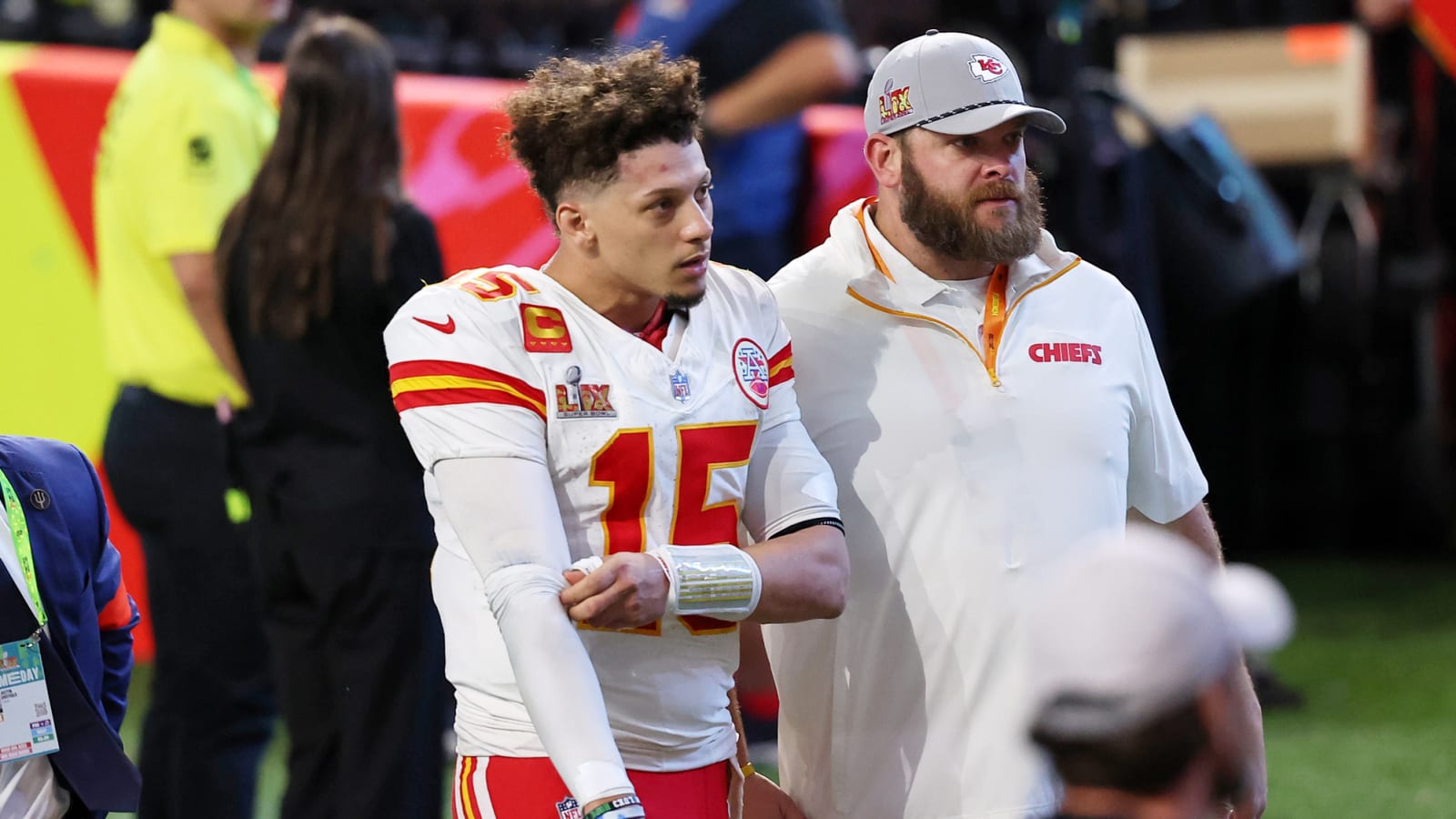 Mics Caught Patrick Mahomes' 3-Word Postgame Message For Travis Kelce | Yardbarker