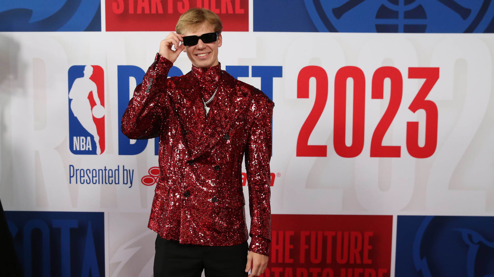 NBA prospect styles 'Wizard of Oz'-inspired suit | Yardbarker NBA prospect styles 'Wizard of Oz'-inspired suit | Yardbarker