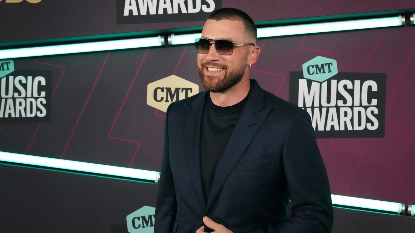 Unlike Jason Kelce, Tom Brady’s roast had Travis Kelce in ‘tears’ | Yardbarker