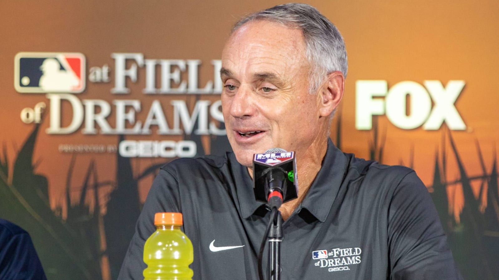 Manfred on HR record: 'Let fans make their own judgment' | Yardbarker Manfred on HR record: 'Let fans make their own judgment' | Yardbarker