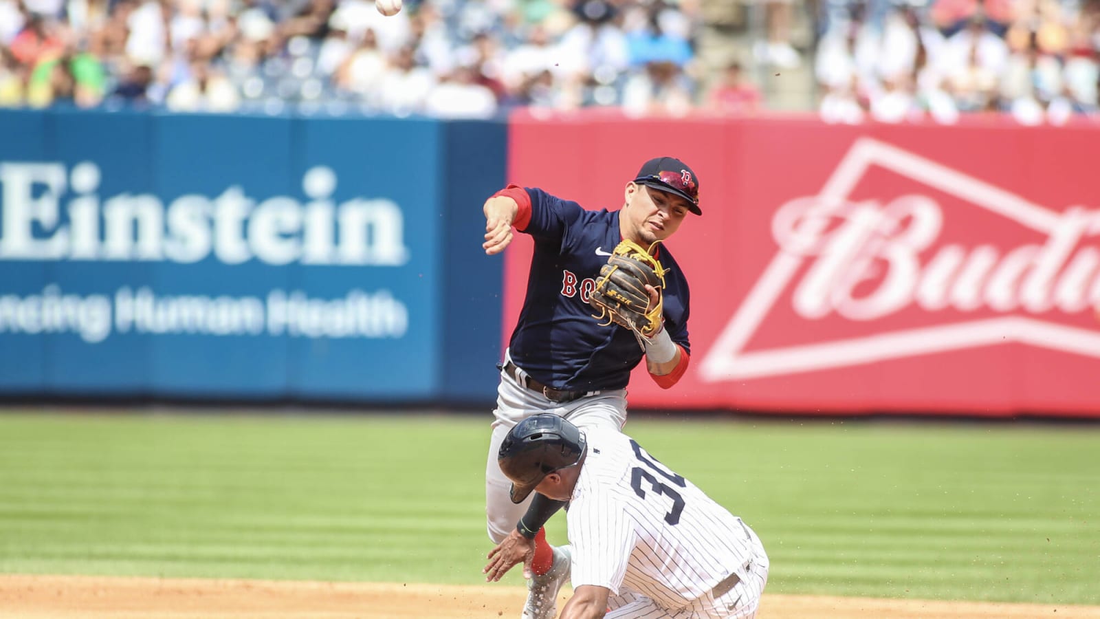Yankees bring back speedy outfielder on MiLB free agent deal | Yardbarker