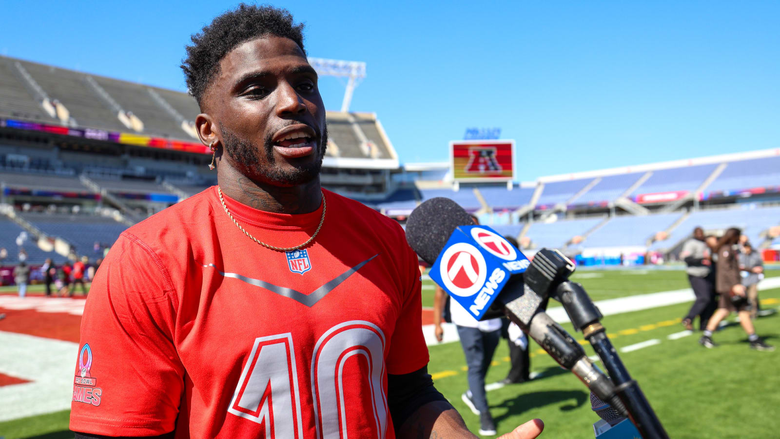 Dolphins' Tyreek Hill has hilarious reaction to getting 'cooked' by unlikely competition ...