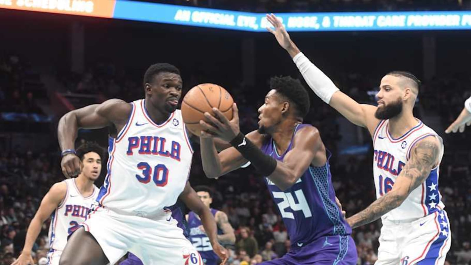 Charlotte Hornets Star Leaves Game vs 76ers With Injury | Yardbarker