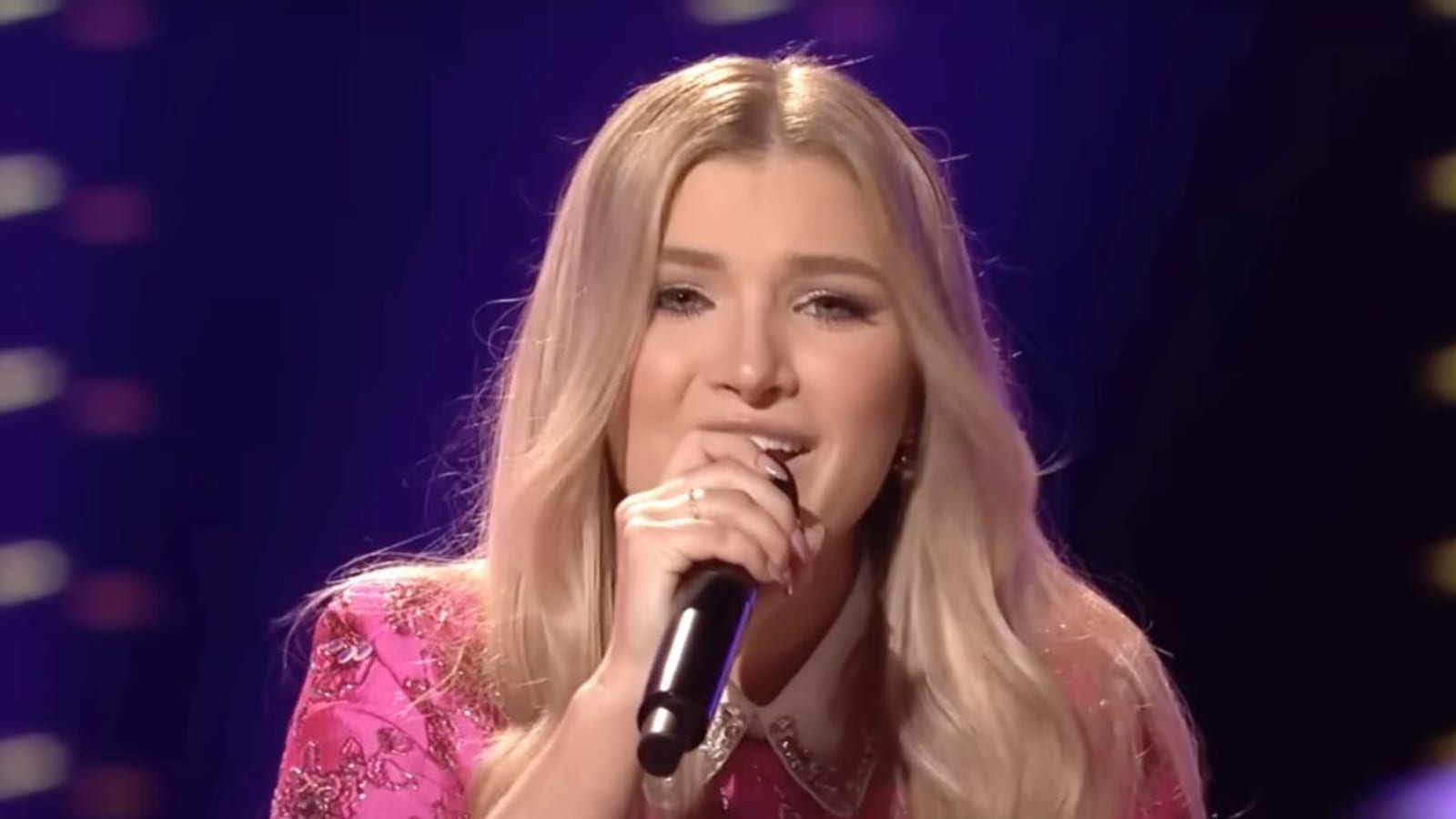 ‘The Voice’: Sloane Simon Sings Days After Her Dad Died – See Coaches’ Reaction | Yardbarker