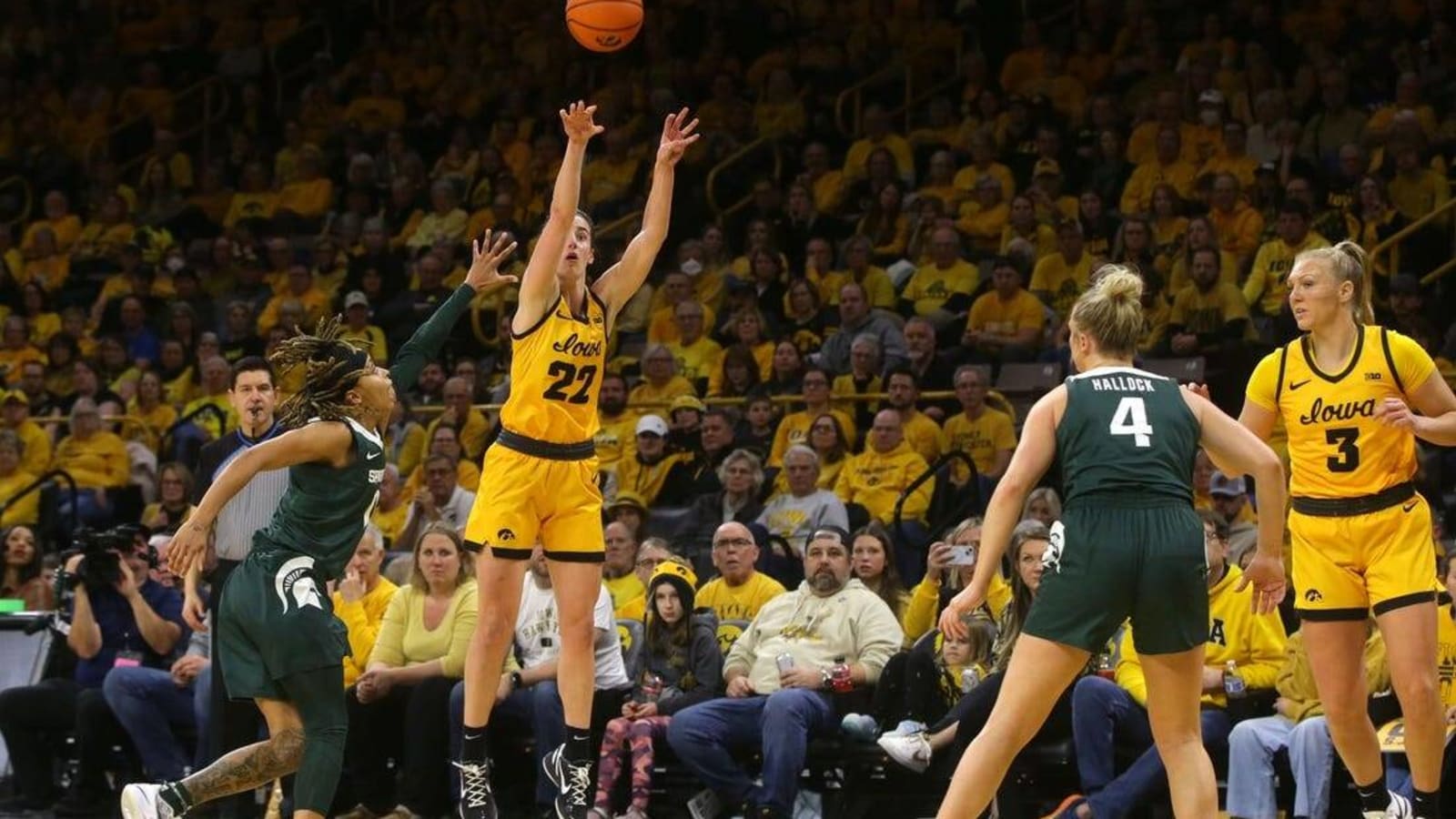 Caitlin Clarks Buzzer Beater Lifts No 4 Iowa Over Michigan St