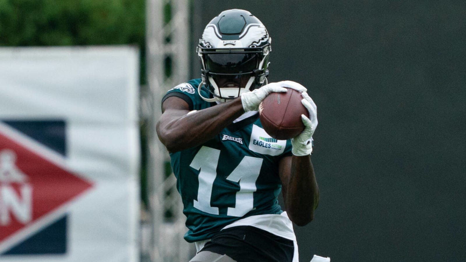 Eagles WR A.J. Brown calls out Titans after Deebo Samuel signs extension | Yardbarker