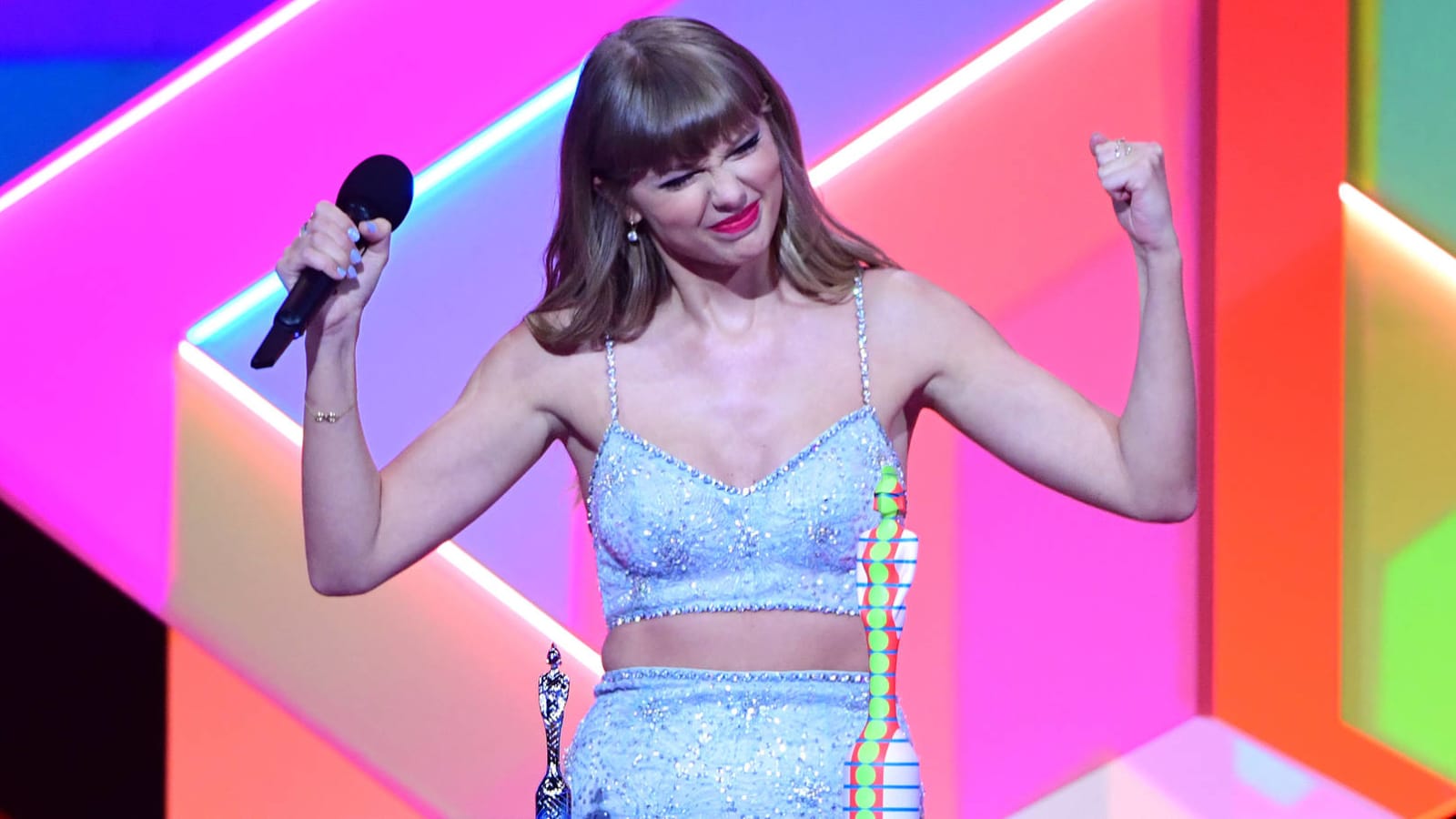 Taylor Swift Debuts Simultaneously Atop Hot 100 Billboard 200 Yardbarker