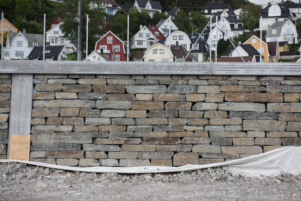 Skille av jernbanetrase og bybanetrase med natursteinsmur · Wikholm ...