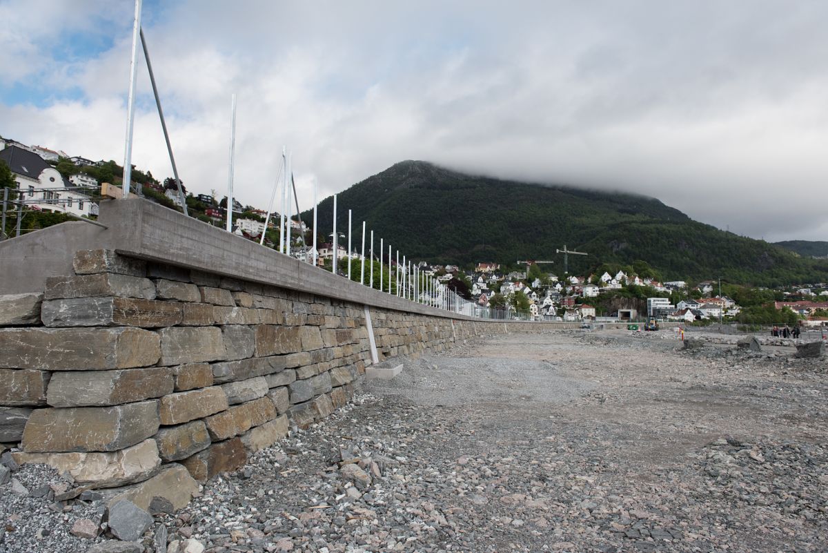 Skille av jernbanetrase og bybanetrase med natursteinsmur · Wikholm ...