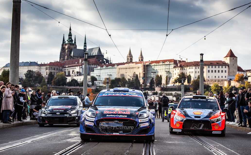 Spektakuläre Parade durch Prag läutet Central European Rally ein | ADAC ...