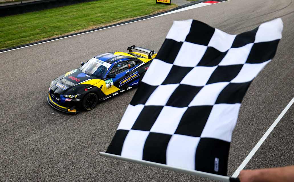 Piana/Besler halten mit Triumph den Titelkampf spannend | ADAC GT4 Germany