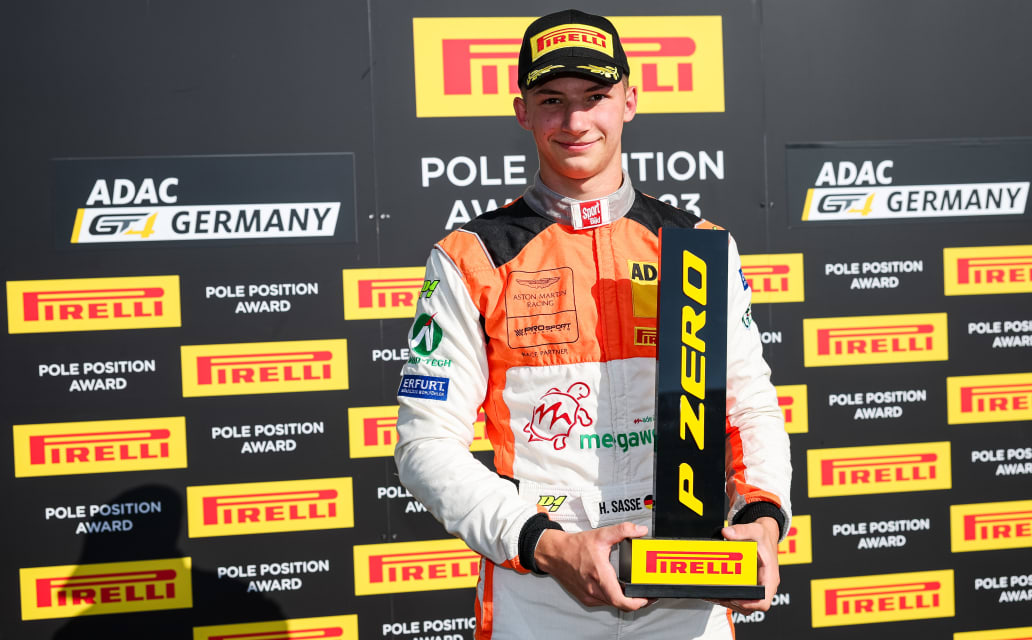 Hugo Sasse mit Pirelli Pole Position Award auf Nürburgring | ADAC GT4 ...