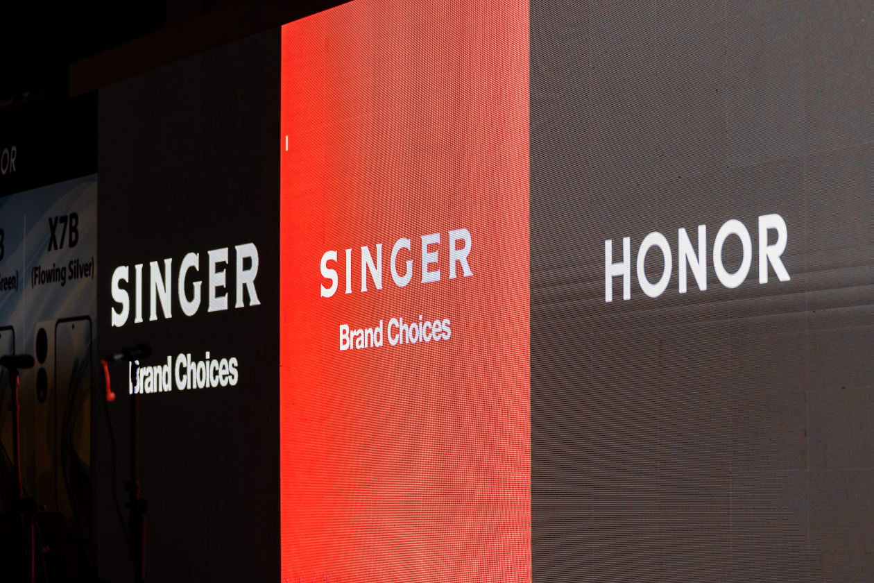 Adhadhu - Singer launches four models of Honor brand phones in Maldives