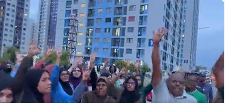 Adhadhu - First Lady greeted with protest at Hiya flats