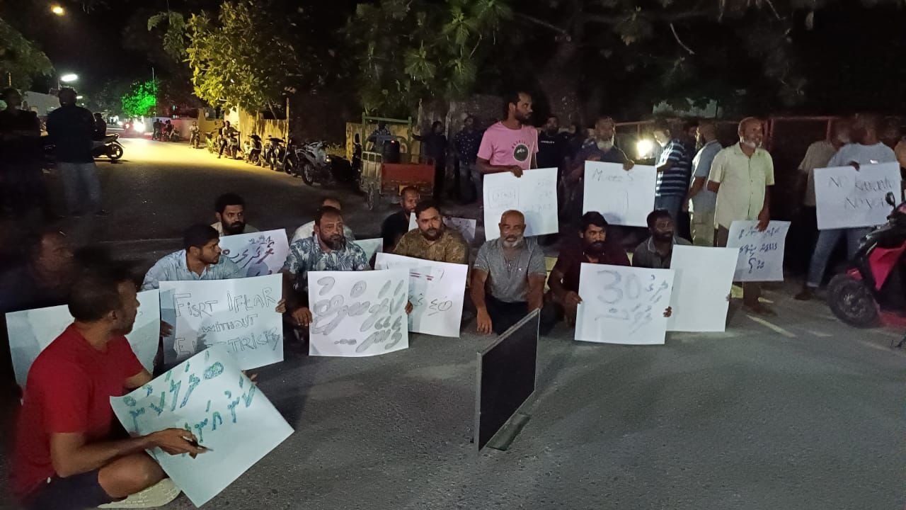 Adhadhu - Protests in Kulhudhuffushi over power cuts