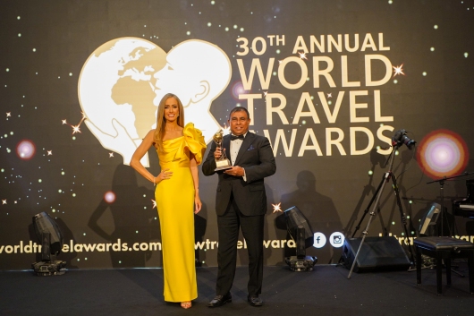 Adhadhu - Former Tourism Minister Mausoom wins Travel Personality of ...