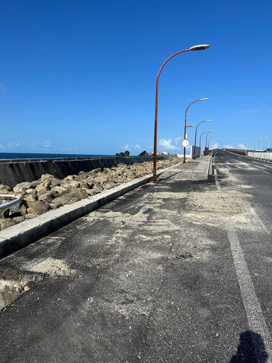 Adhadhu - Caution urged after swell surges on Hulhumale' bridge and highway
