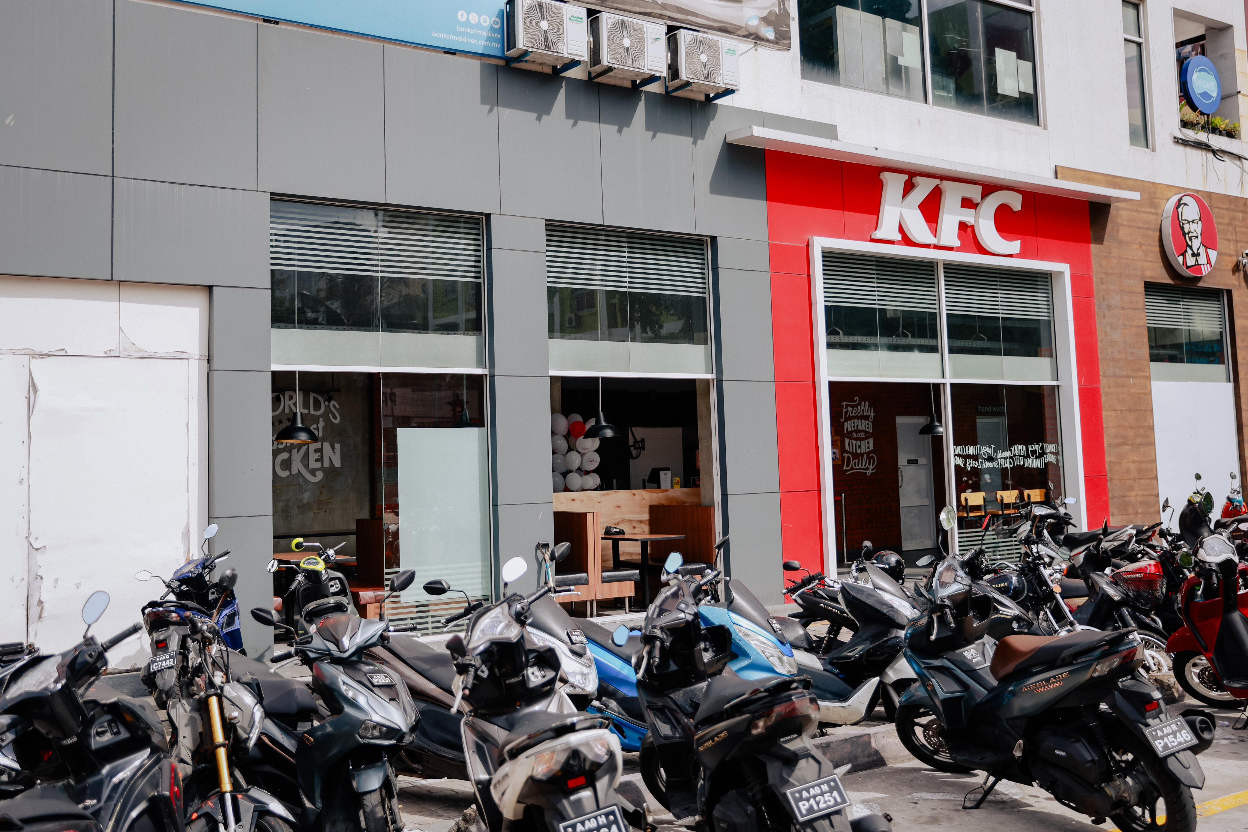 Adhadhu - KFC window smashed again