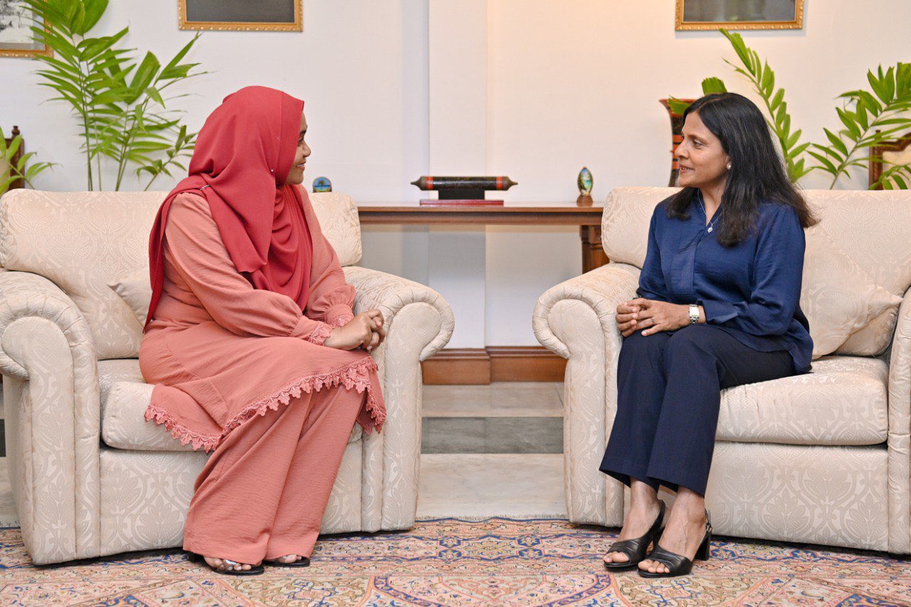 Adhadhu - Fazna meets incoming First Lady Sajidha