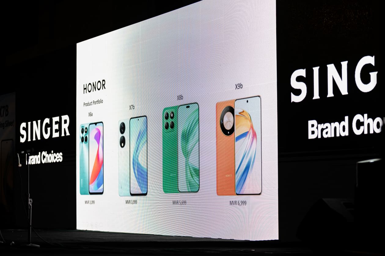 Adhadhu - Singer launches four models of Honor brand phones in Maldives