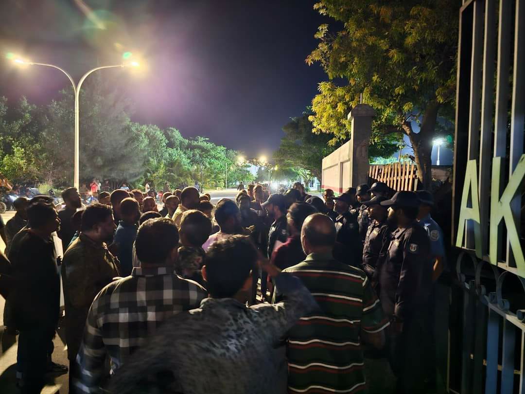 Adhadhu - Protests in Kulhudhuffushi over power cuts