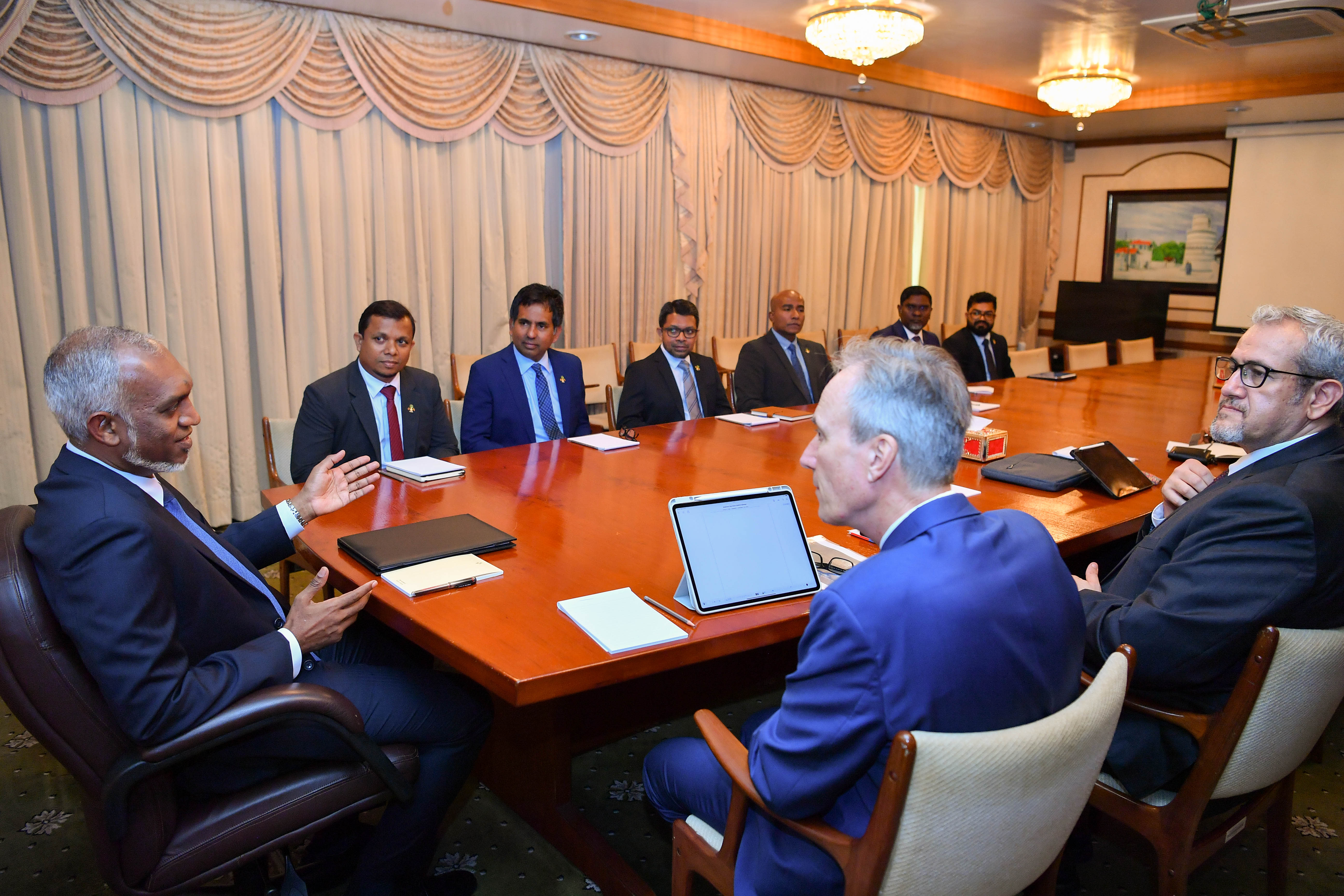 Adhadhu - World Bank advises urgent measures to reduce government spending