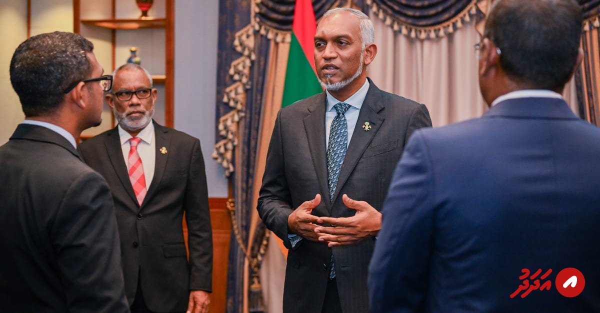 303 political appointees in "top heavy" govt