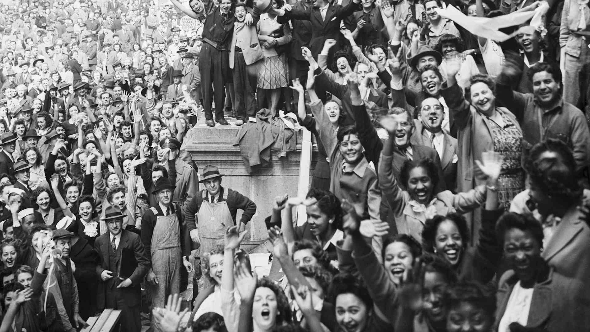 World War II Ends: 21 Photos of Jubilant Celebrations After Allied ...