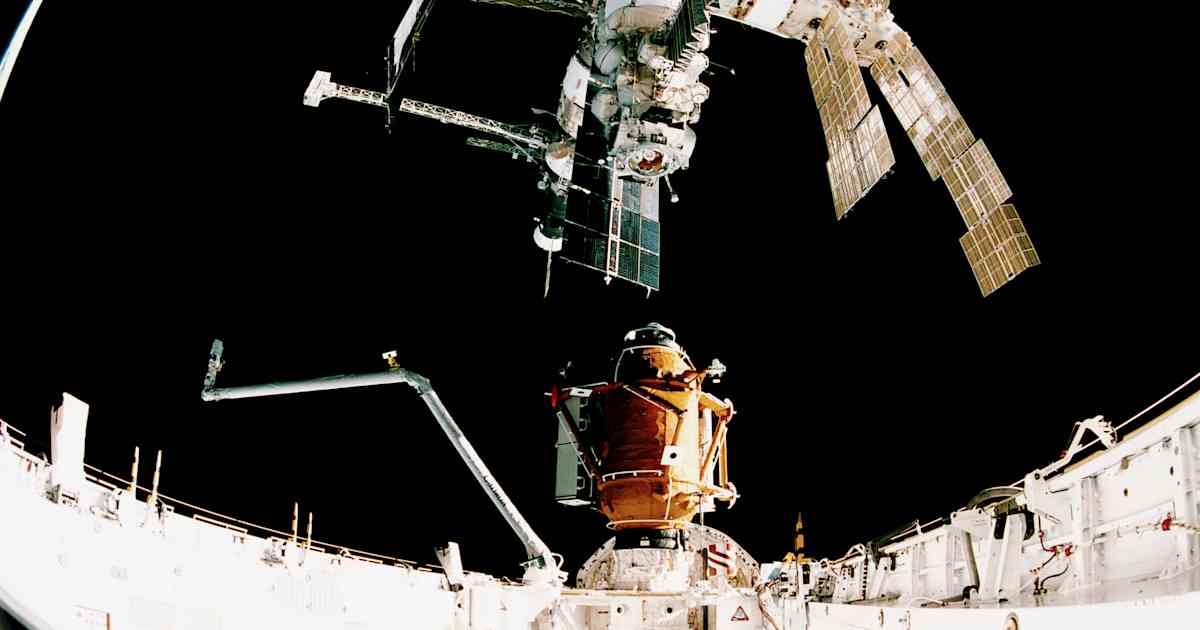 U.S. space shuttle docks with Russian space station | June 29, 1995 ...