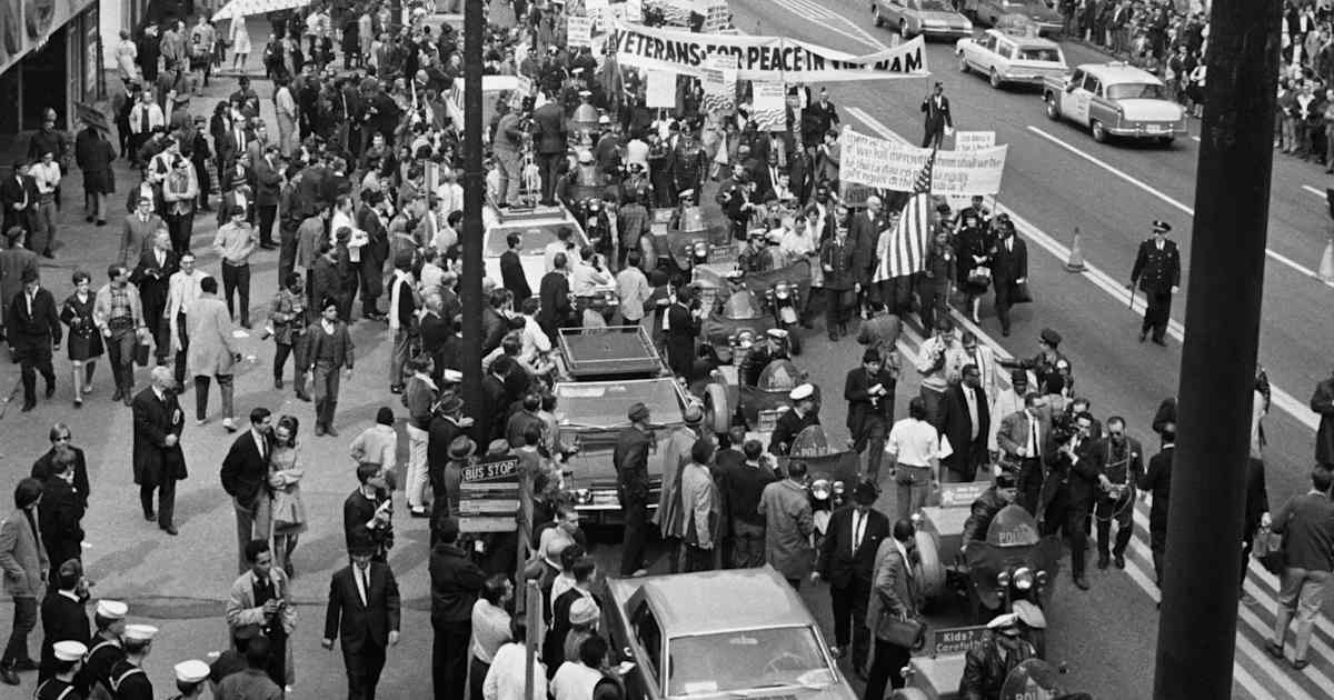 Martin Luther King Jr. leads march against the Vietnam War | March 25 ...