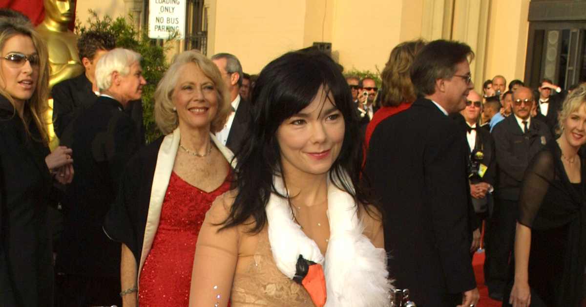 Icelandic pop singer Björk makes splash at the Oscars | March 25, 2001 ...