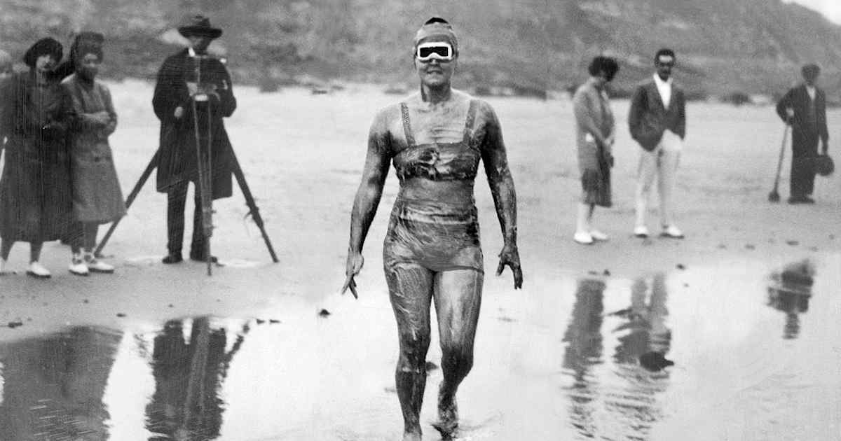 Gertrude Ederle becomes first woman to swim English Channel | August 6 ...