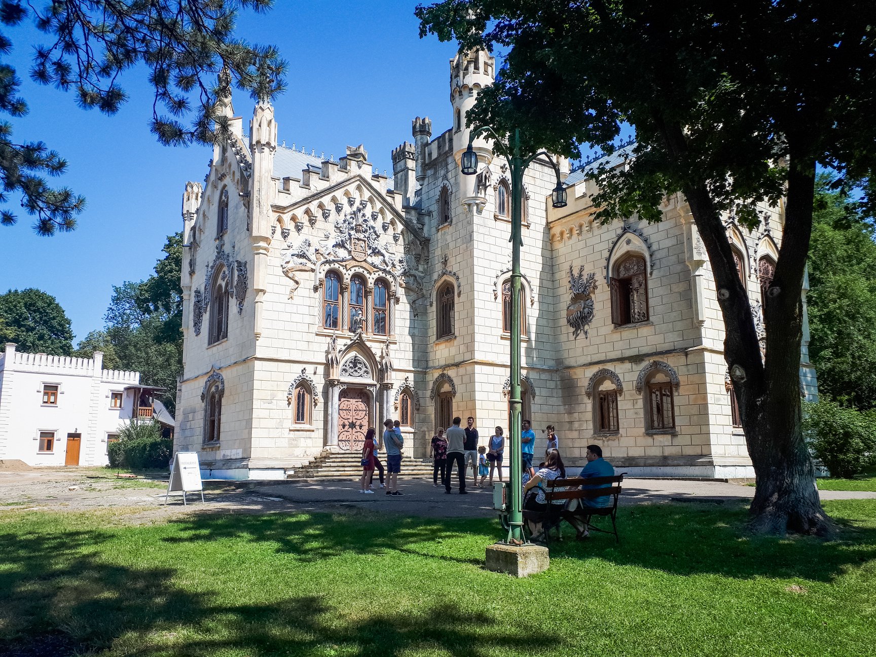 Vizita la castelul Sturdza din Miclauseni | Aer de Vacanta