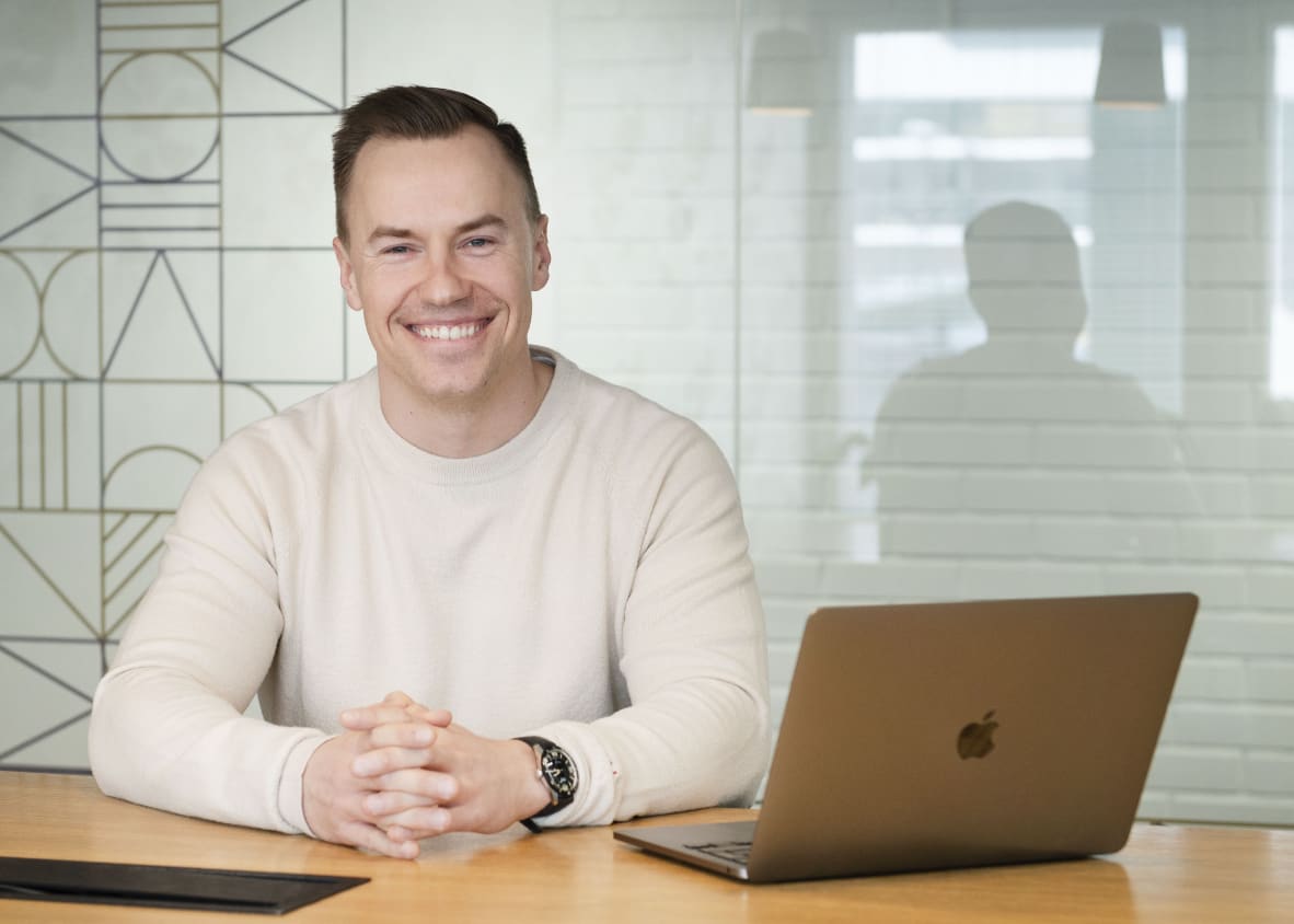 Monta hattua päässä päivittäin - Alma Insights