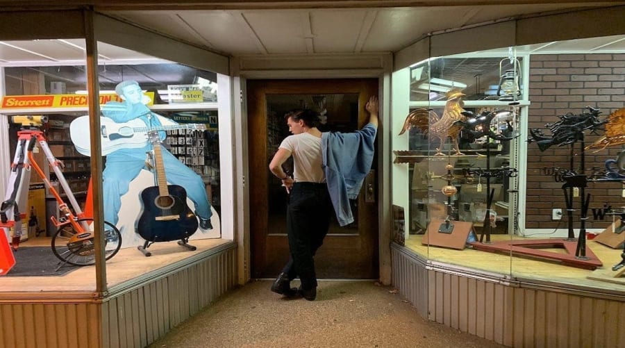 Austin Butler Fits Perfectly Into Elvis’ Blue Suede Shoes