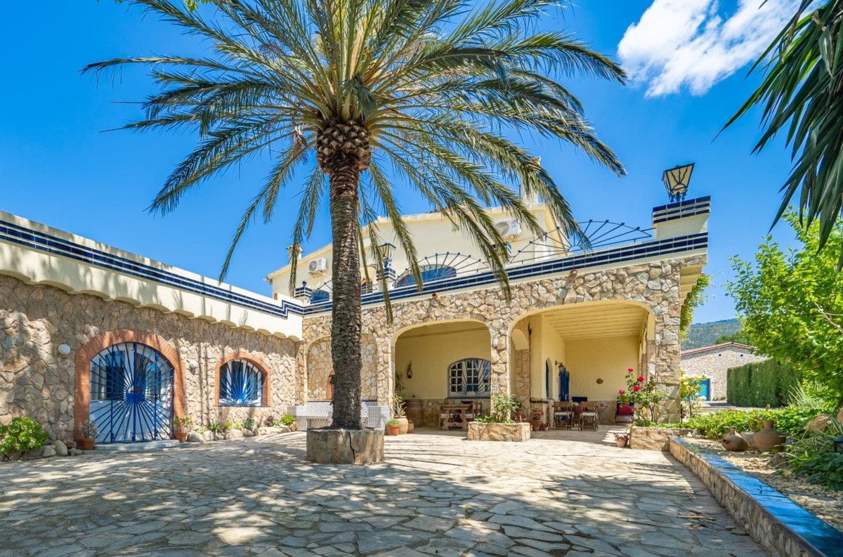 Purple double room Paó Blau - Charming B&B with pool, Pau, Catalonia