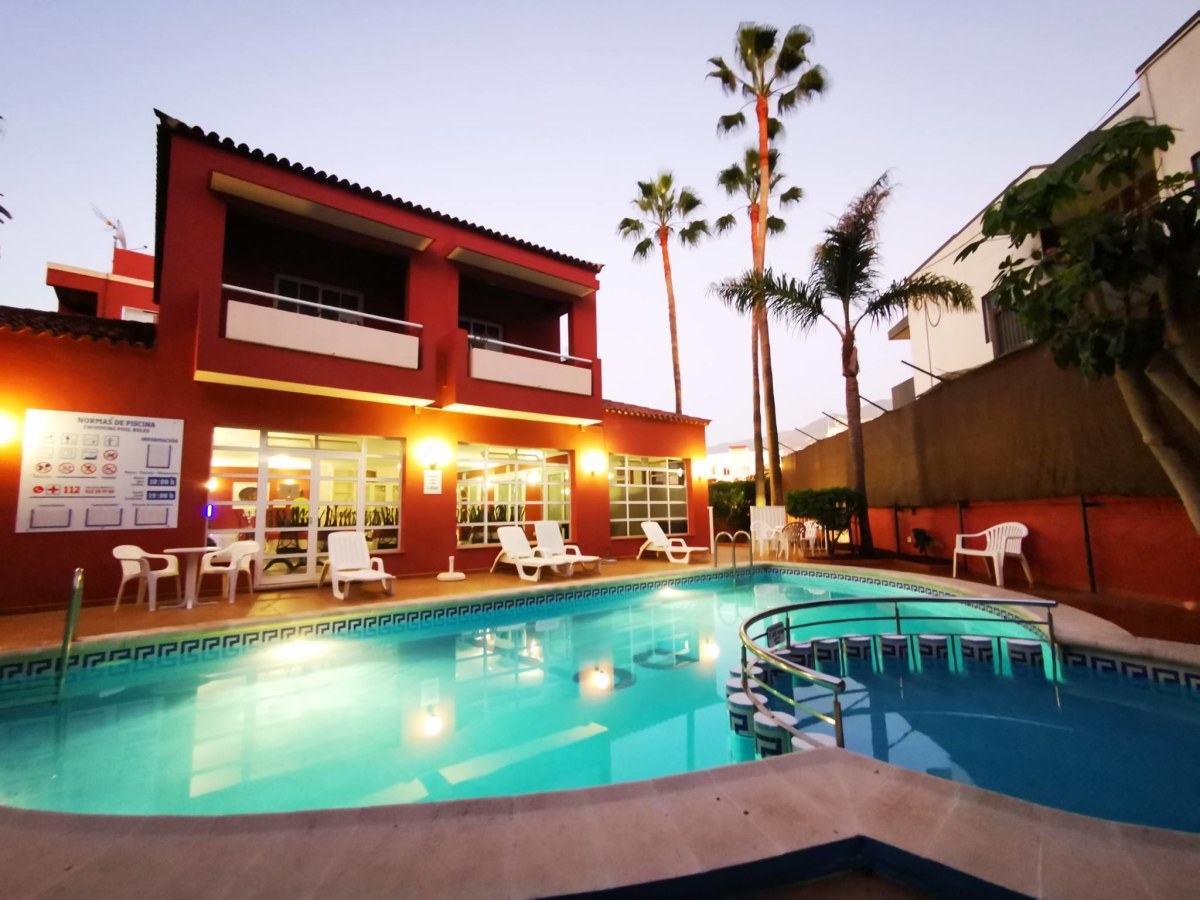 Cheep Economic Hotel Tenerife, Canary Island, Hotel Pool.